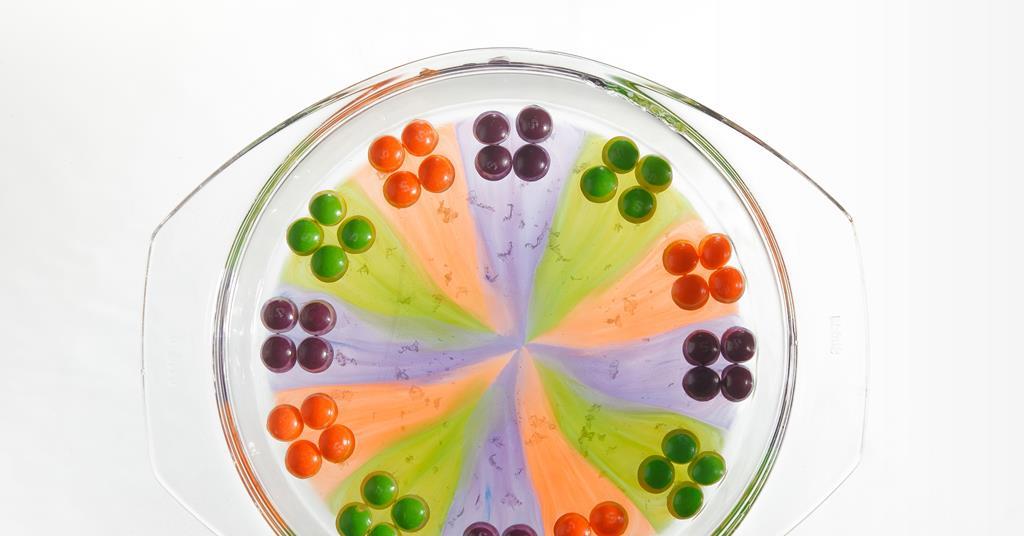 Dissolve coloured sweets to create a rainbow | Exhibition chemistry ...