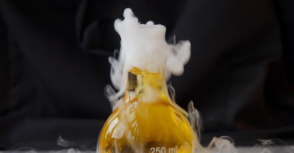 Demonstrations with dry ice | Exhibition chemistry | RSC Education