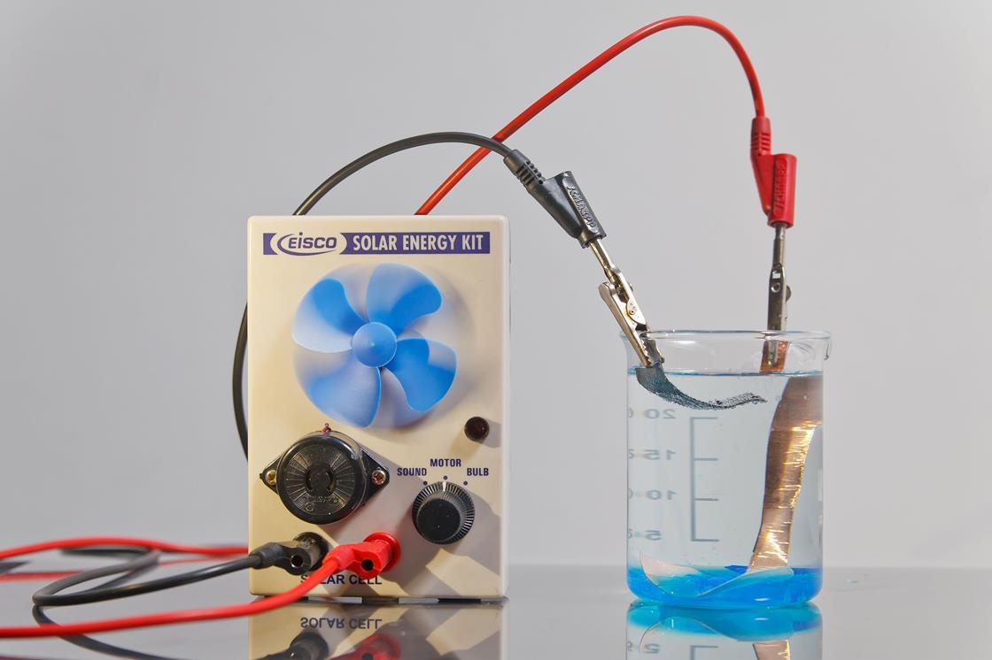 Demonstrate electrochemistry with a gravity cell | Exhibition chemistry | RSC Education