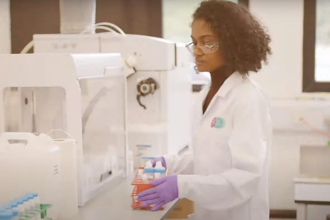 What analytical chemists do, where they work and how to become one | RSC Education